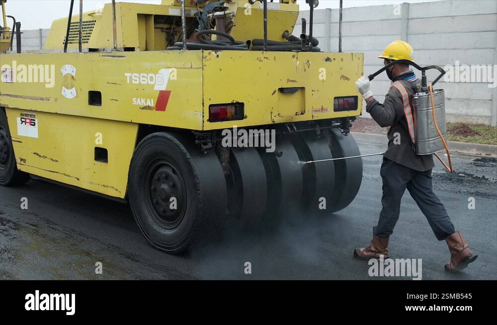 Pneumatic tired roller heavy soil compaction equipment are used in the ...