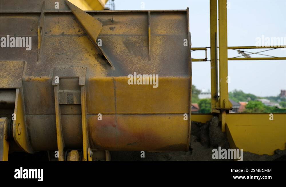 Wheel loaders transport aggregate material stock to the Cold Bin at the ...