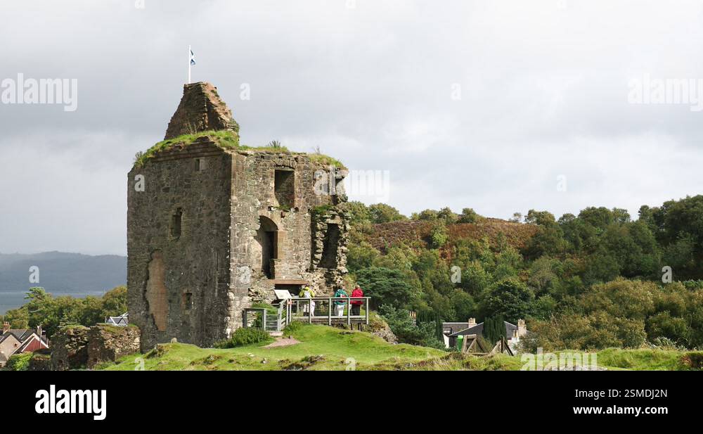 Tarbert Castle in Tarbert on the Mull of Kintyre, Scotland, UK Stock ...