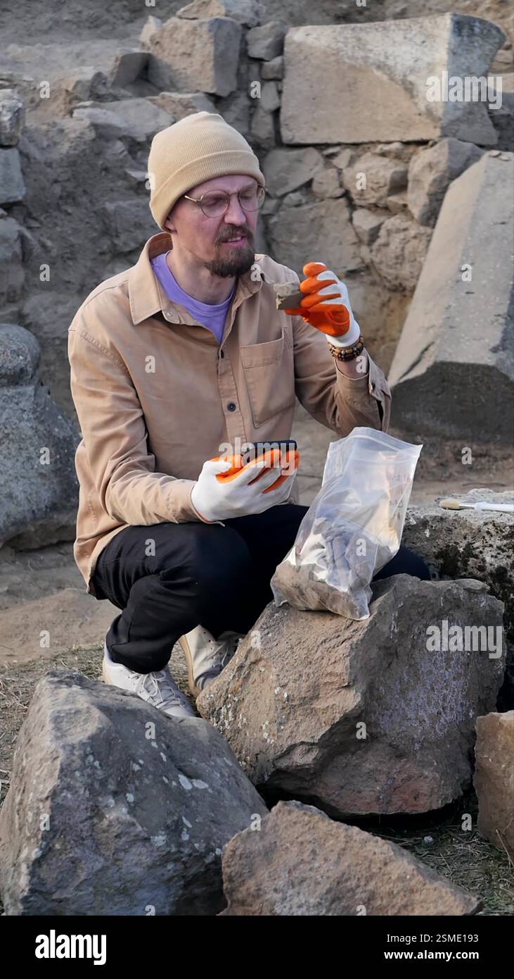 Archaeologist hat Stock Videos & Footage - HD and 4K Video Clips - Alamy