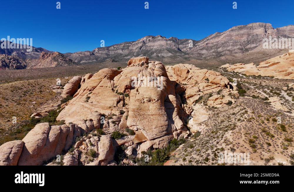 Flight over the Nevada Desert and its wonderful landscape and canyons ...
