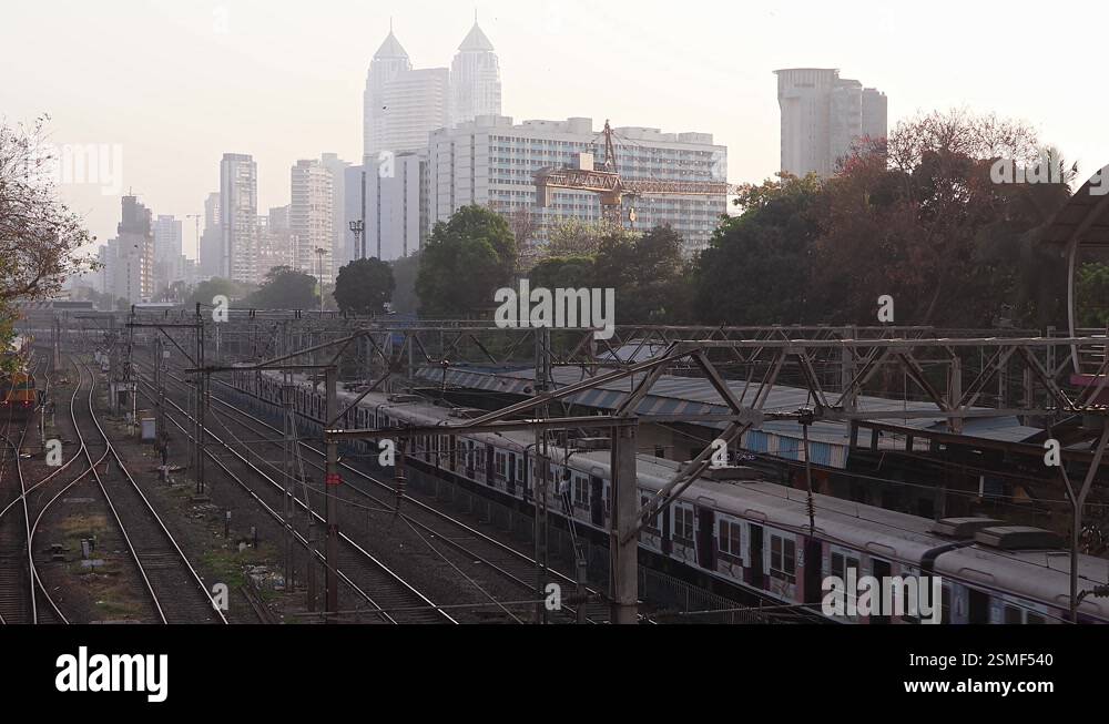 Departing and arriving trains at Mahalaxmi suburban railway station ...