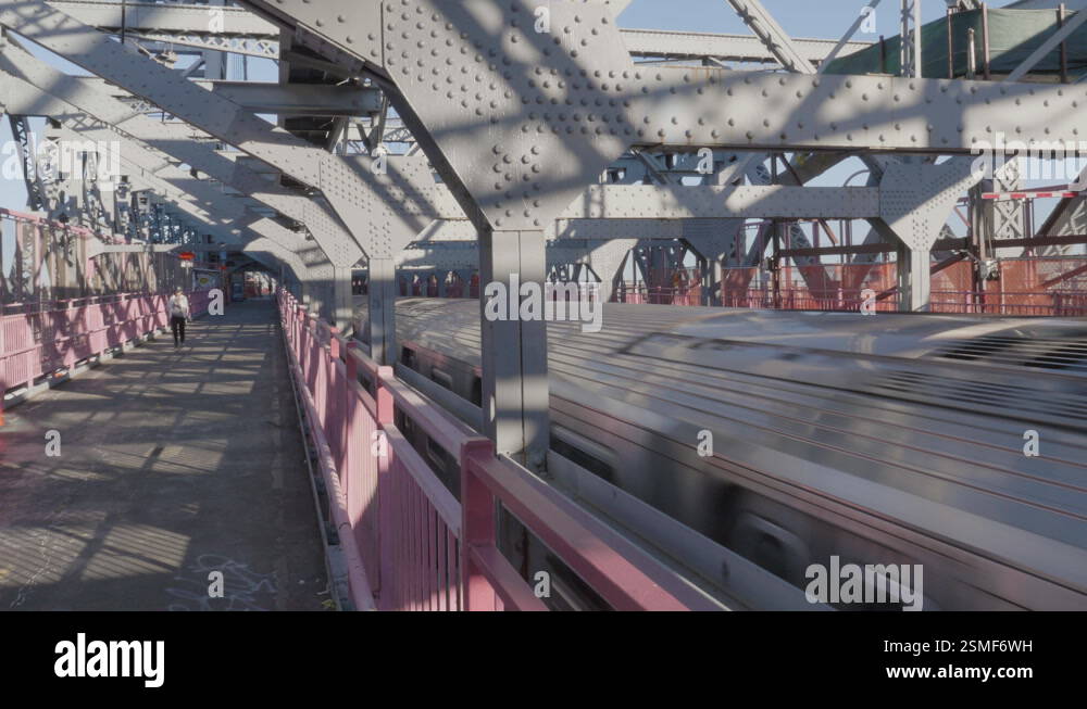 The subway crossing The Williamsburg Bridge Stock Video Footage - Alamy