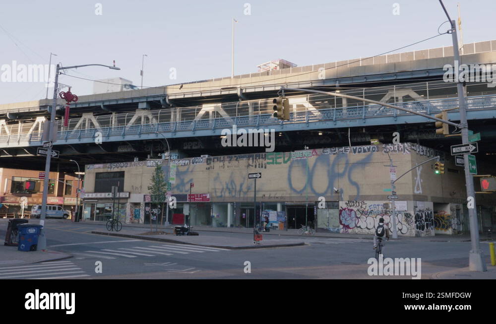 Handheld shot of the subway crossing The Manhattan Bridge Stock Video ...
