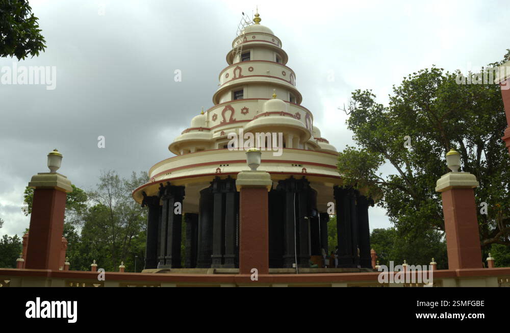 ISIVAGIRI Sree Narayana Guru samadhi - pilgrims visit the tomb of Sree ...