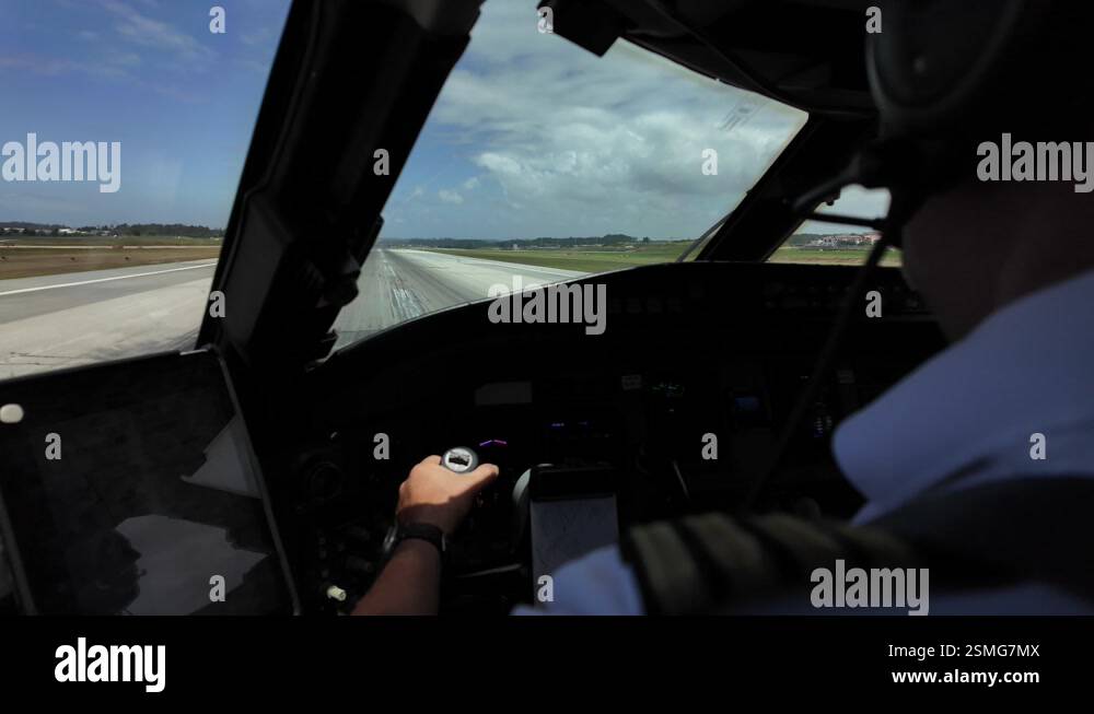 Unique pilot´s eye view in a real time takeoff from inside a jet ...