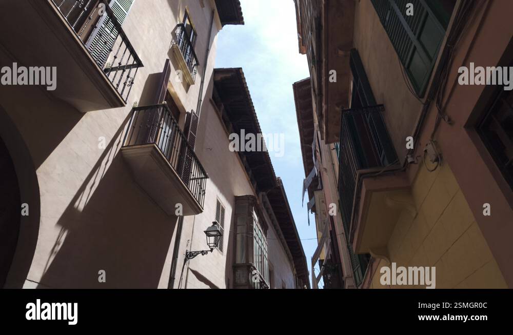 Narrow Spanish street with beautiful buildings in Palma de Mallorca ...
