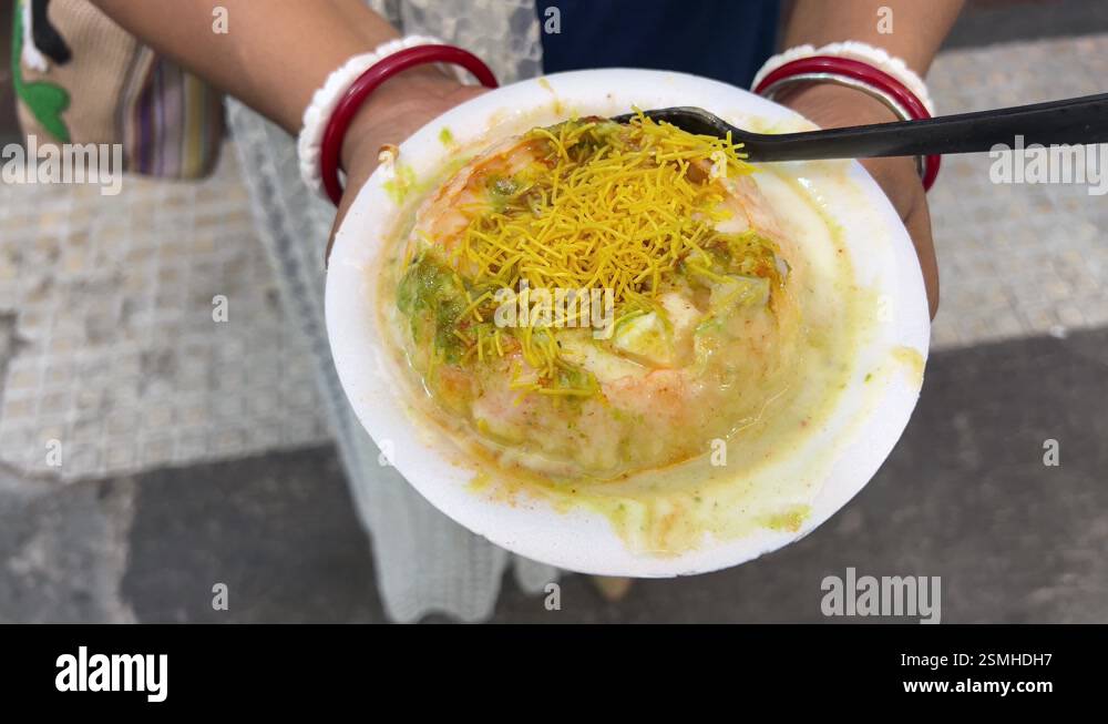 Raj Kachori - popular Indian chaat which crispy fried shells (kachori ...