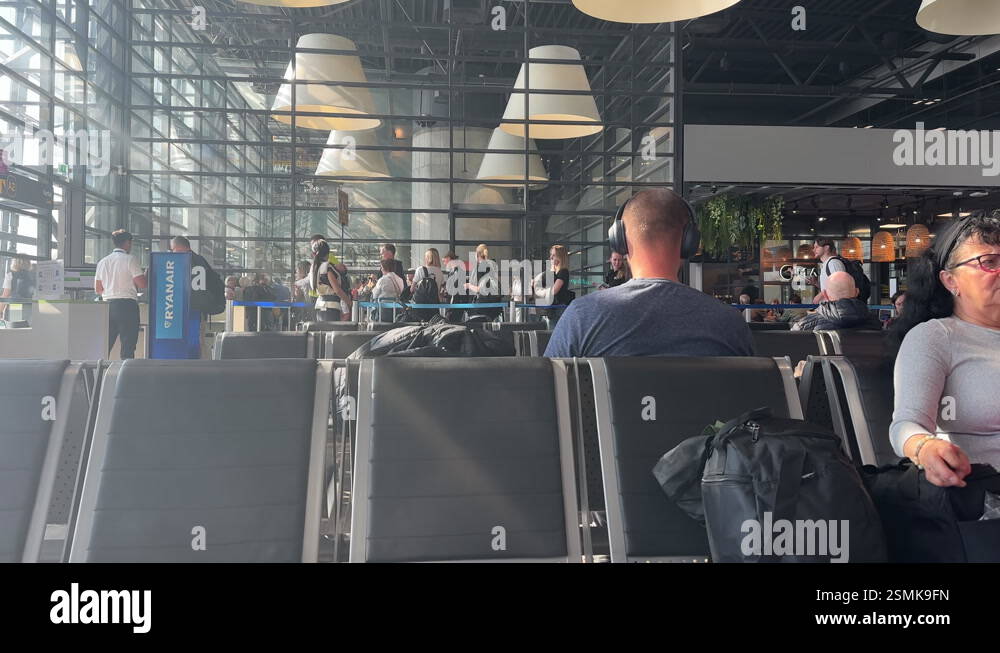 Boardingdesk Stock Videos & Footage - HD and 4K Video Clips - Alamy