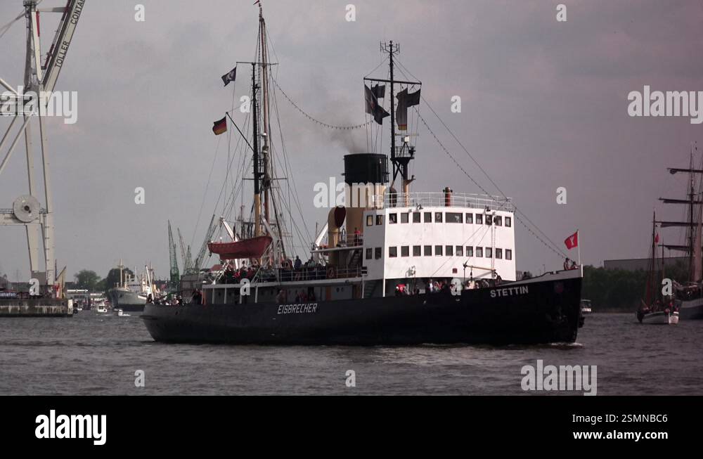 Steam icebreaker Stock Videos & Footage - HD and 4K Video Clips - Alamy