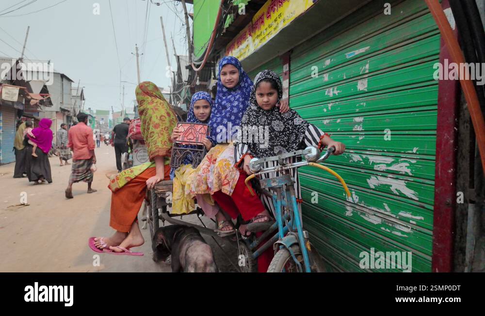 Veiled muslim girls in Korail slum, Dhaka Division, Dhaka, Bangladesh Stock Video Footage - Alamy