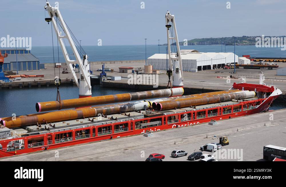 Time Lapse of Large Industrial Tube Loaded onto a Ship at Gijón ...