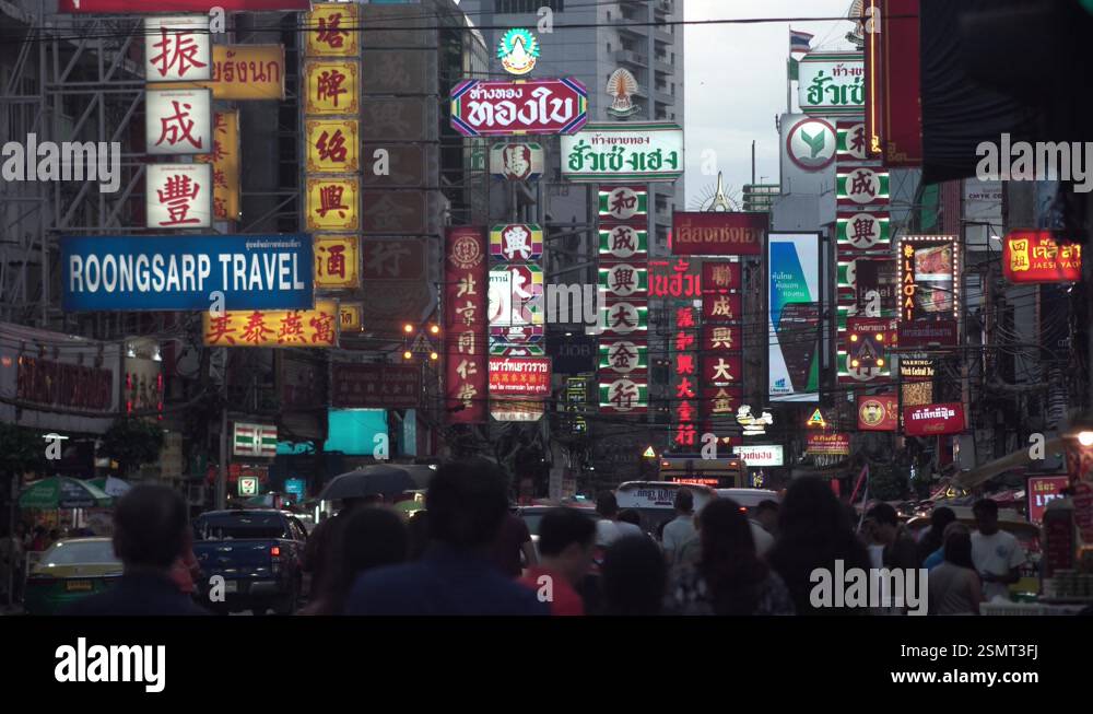 Beautiful neon signs and busy traffic on Yaowarat Road Stock Video Footage - Alamy