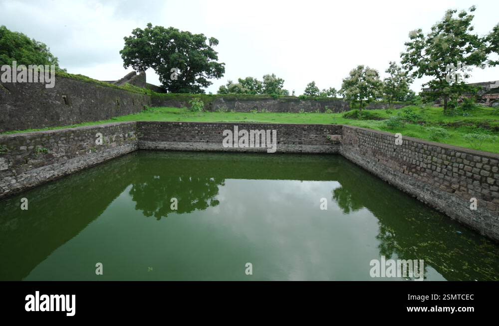 India MP Mandu Lala Mahal watertank Stock Video Footage - Alamy