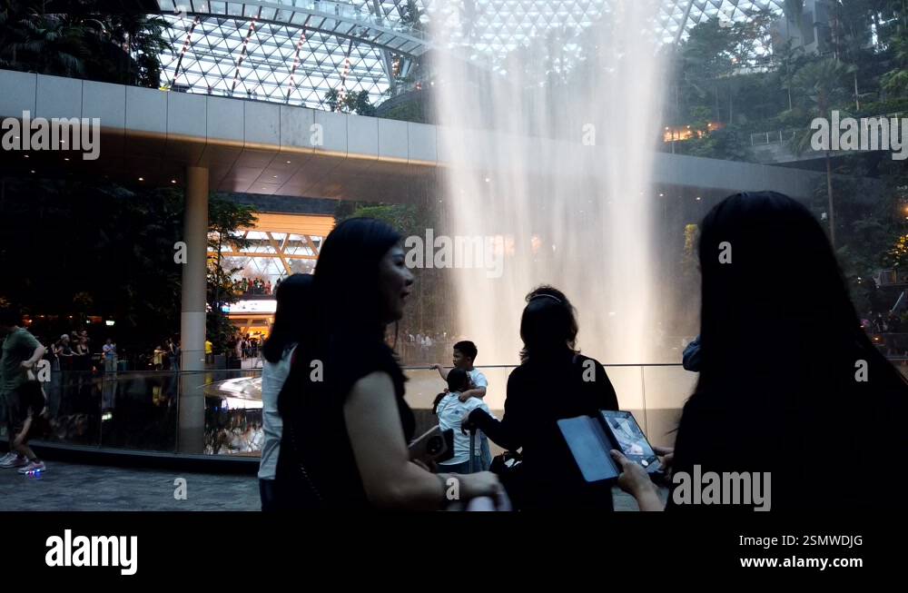 Time lapse of World Largest Indoor Water Falls in Jewel Changi Airport ...