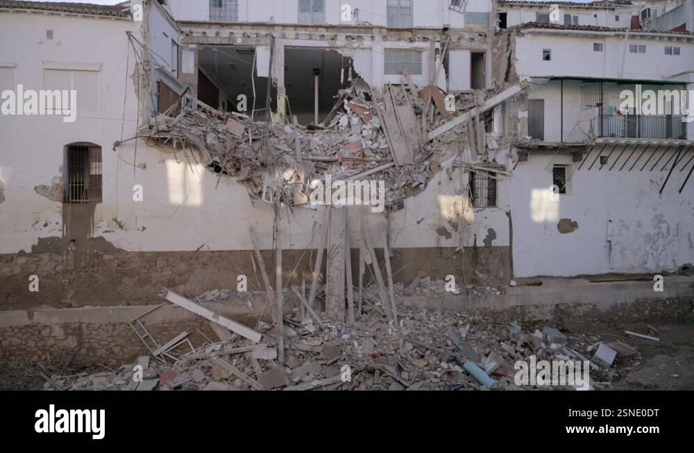 Building with severe structural damage after flooding in Chiva ...