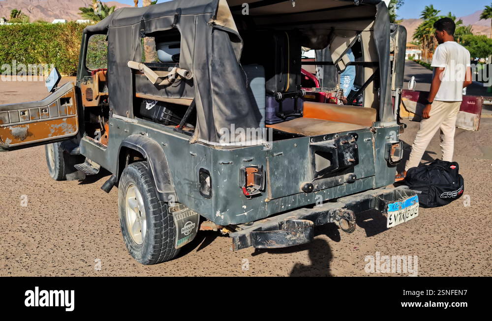 Excursion vehicle Stock Videos & Footage - HD and 4K Video Clips - Alamy