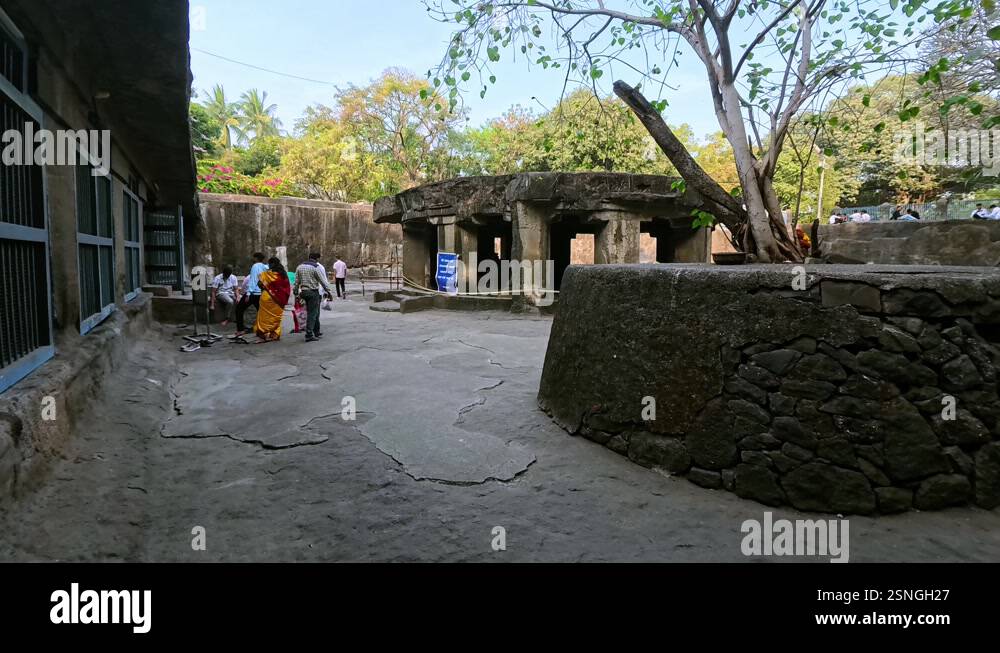 Pataleshwar 8th-century Cave Temple, The Pataleshwar Caves, Pune Stock ...