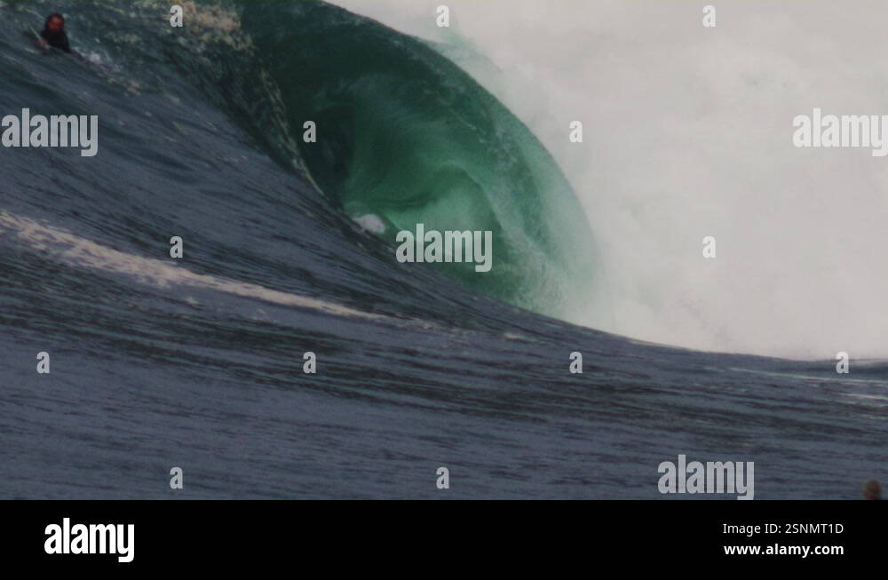 Huge wave breaking on Sydney’s coastline past surfers as lip crashes ...