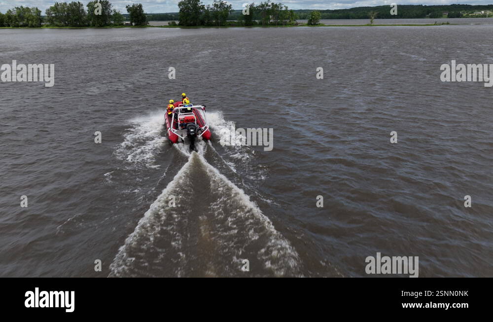 Firefighters from Ottawa perform water rescue training on the river ...