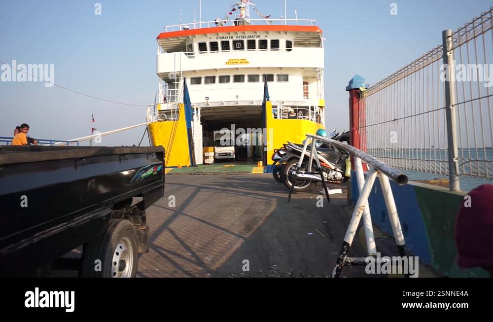 Kapal feri berlabuh di pelabuhan Jepara Stock Video Footage - Alamy