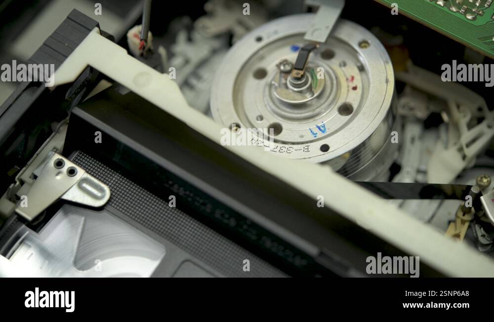 Operation of the mechanism for loading and unloading film in a VHS ...