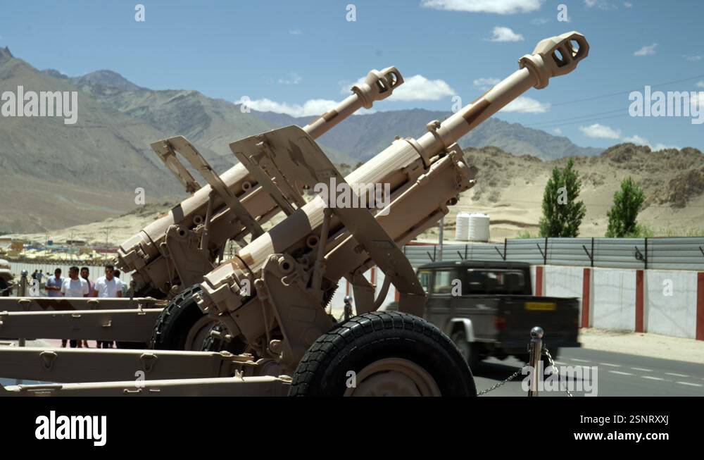 Artillery guns of Indian Army on display at an army base in Leh, Ladakh ...