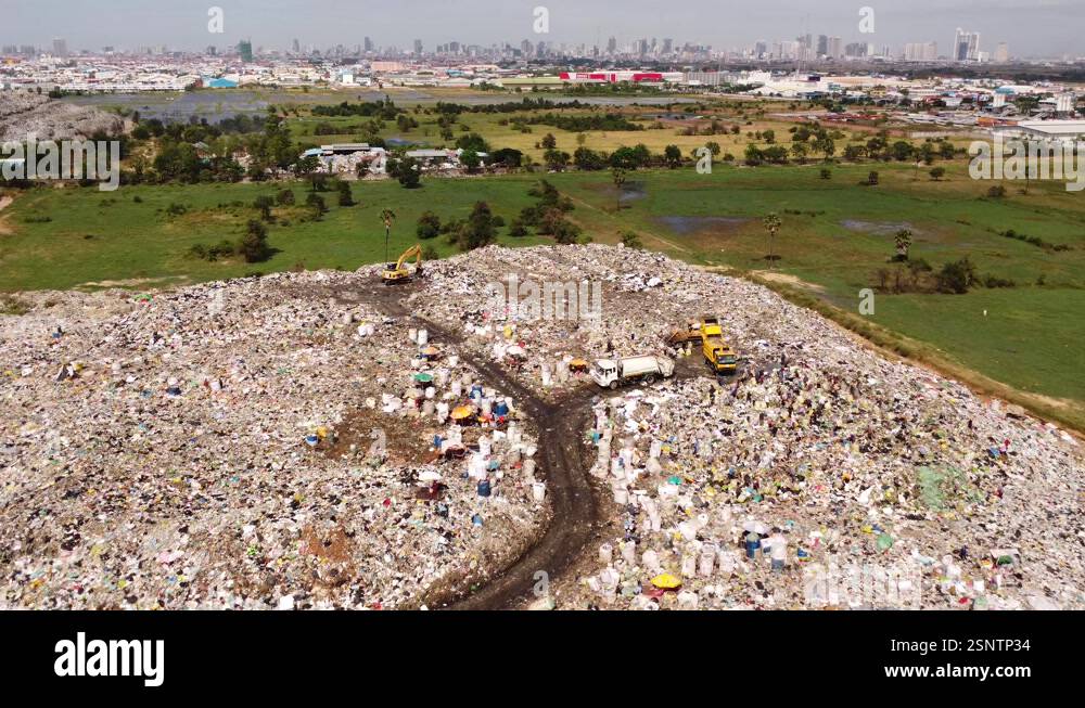 Mountain of garbage landfills with rag pickers collecting recyclable ...