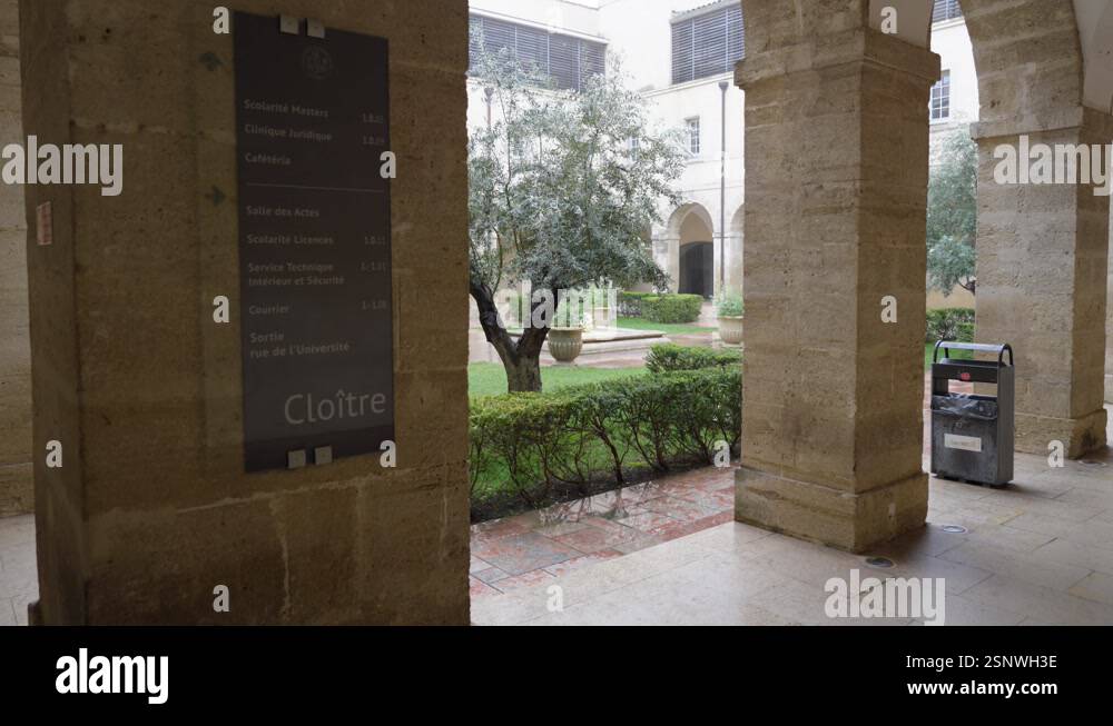 Moving through the arches of the Faculty of Law and Political Science ...
