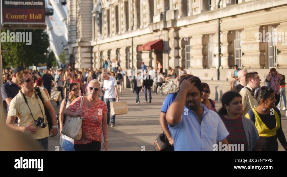 Crowds in the London sun zoom 4K Stock Video Footage - Alamy
