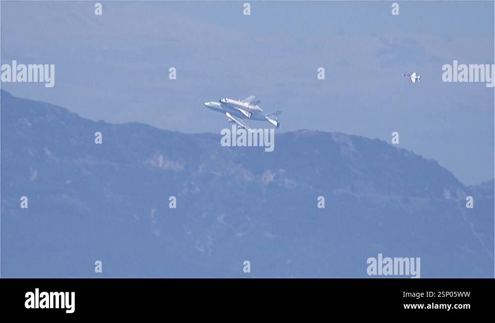Shuttle Endeavour Plane Stock Video Footage - Alamy