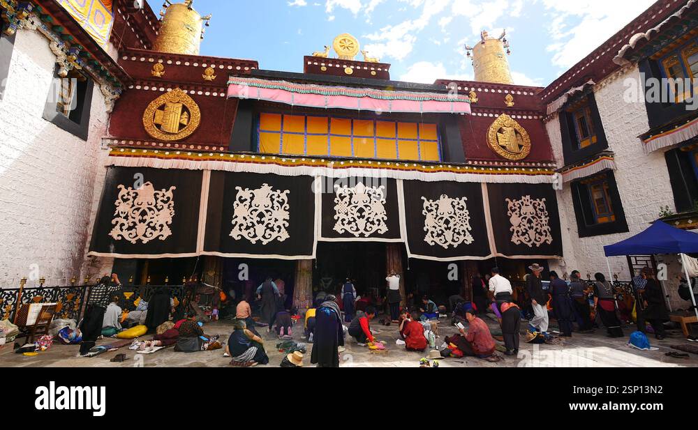 4k Pilgrams Praying In Front Of The Jokhang Temple In Lhasa,Tibet Stock ...