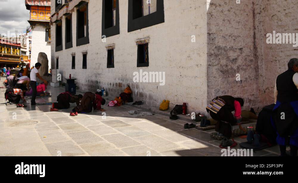 4k Pilgrams Praying In Front Of The Jokhang Temple In Lhasa,Tibet Stock ...