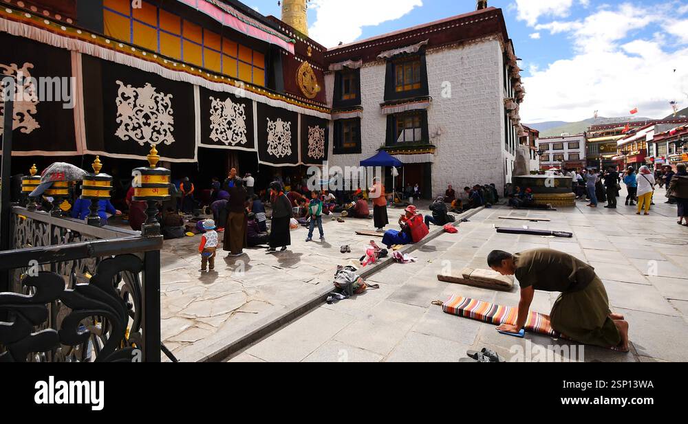 4k Pilgrams Praying In Front Of The Jokhang Temple In Lhasa,Tibet Stock ...