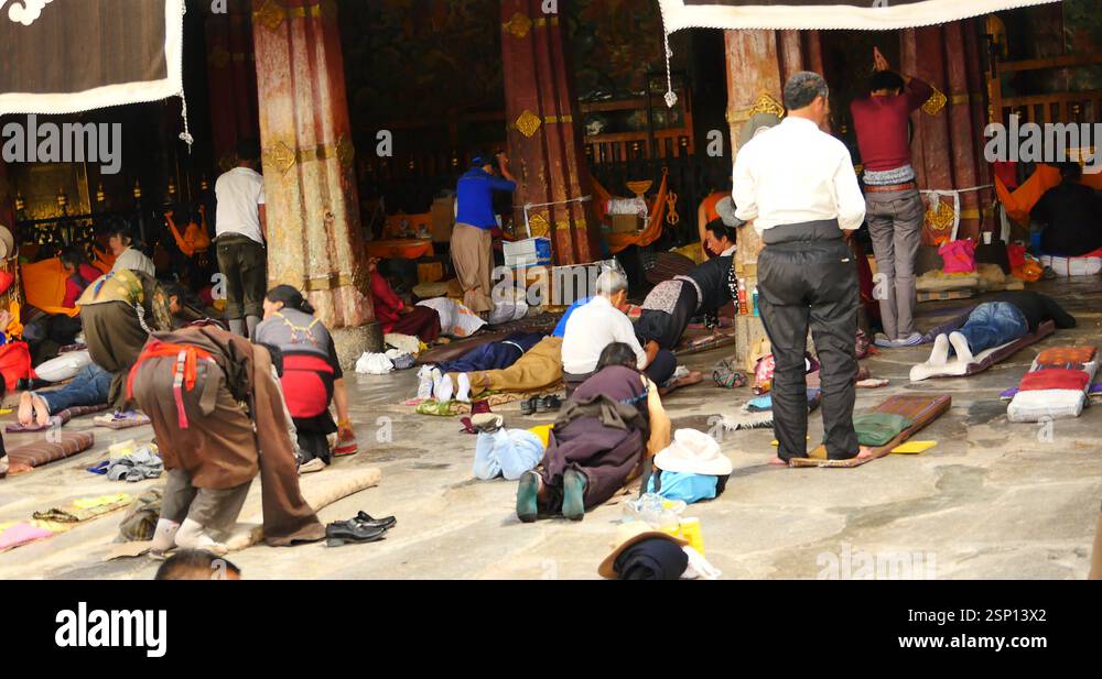 4k Pilgrams Praying In Front Of The Jokhang Temple In Lhasa,Tibet Stock ...