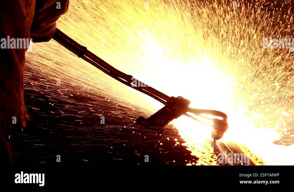Industry steel, Slab scarfing, Tending the fire spread from the open ...