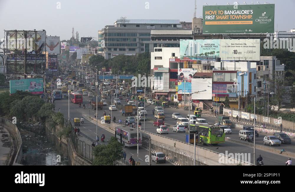 Bangalore, India, busy rush hour traffic, advertising billboards ...