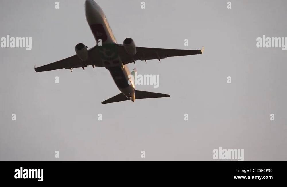 4K Boeing 737 takeoff at sunrise Stock Video Footage - Alamy