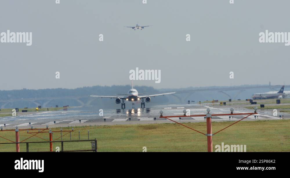 Airplane Taking off Landing Reagan National Airport Hot 10bit, 4K Stock ...