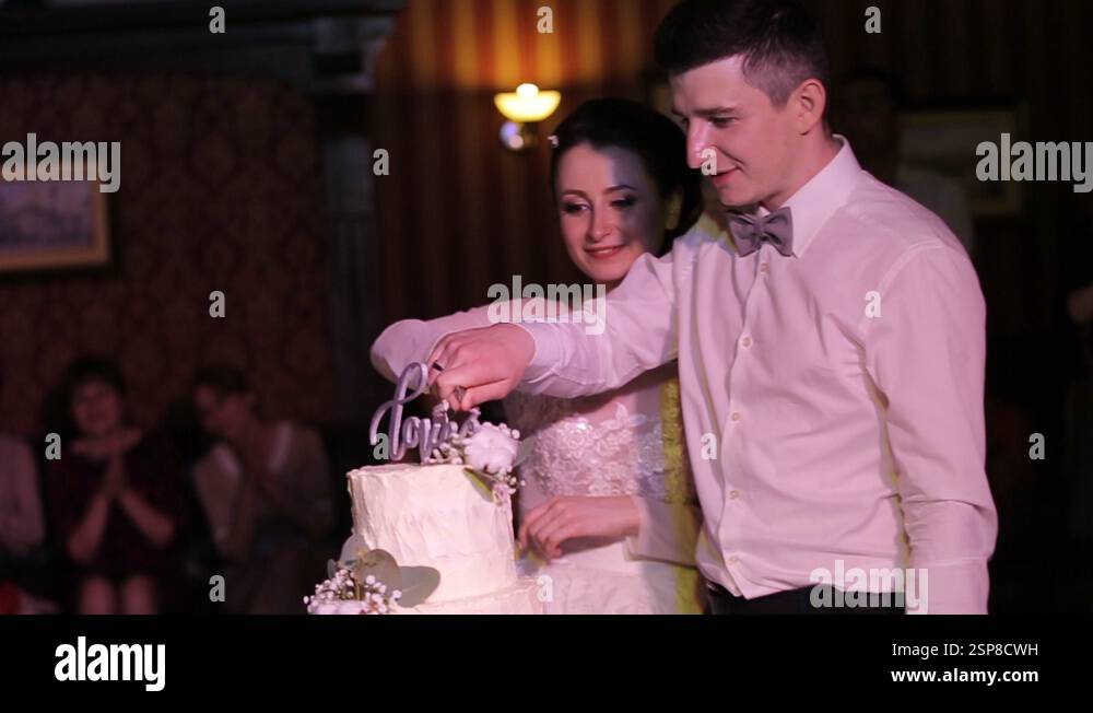 The bride and groom cut the wedding cake knife , can see the newlyweds ...