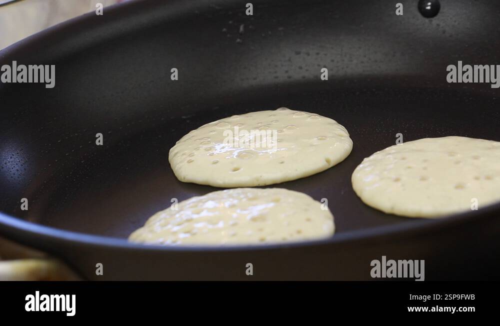 Arabic Middle Eastern pancakes filled with cream Qatayef, Atayef ...