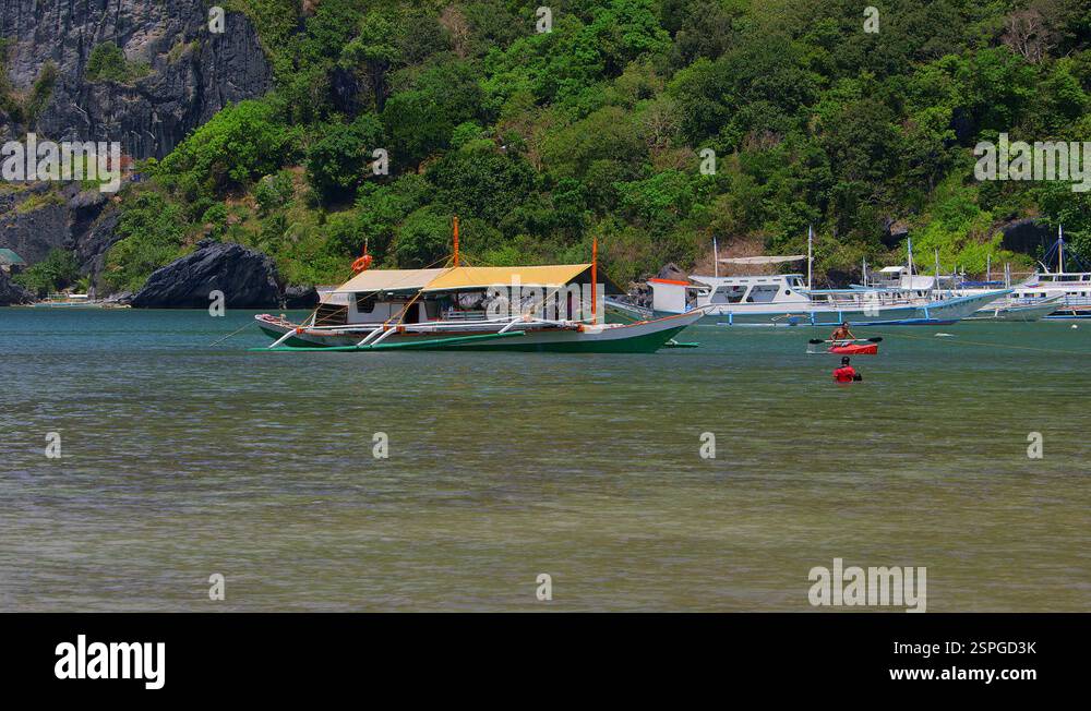CANOEIST HOUSE BOAT EL NIDO PALAWAN PHILIPPINES Stock Video Footage - Alamy