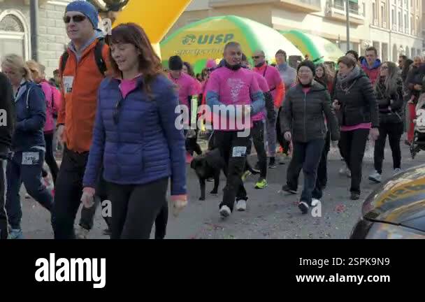 Legnago, Italy - 04 04 2018:Huge crowd starts a city marathon.Hundreds ...