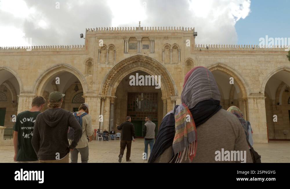 Pilgrims Walk to the Al Aqsa Mosque Stock Video Footage - Alamy