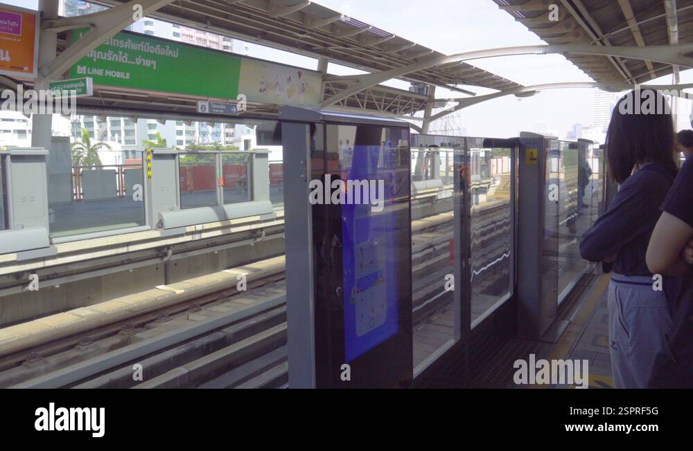 Packed train platform Stock Videos & Footage - HD and 4K Video Clips ...