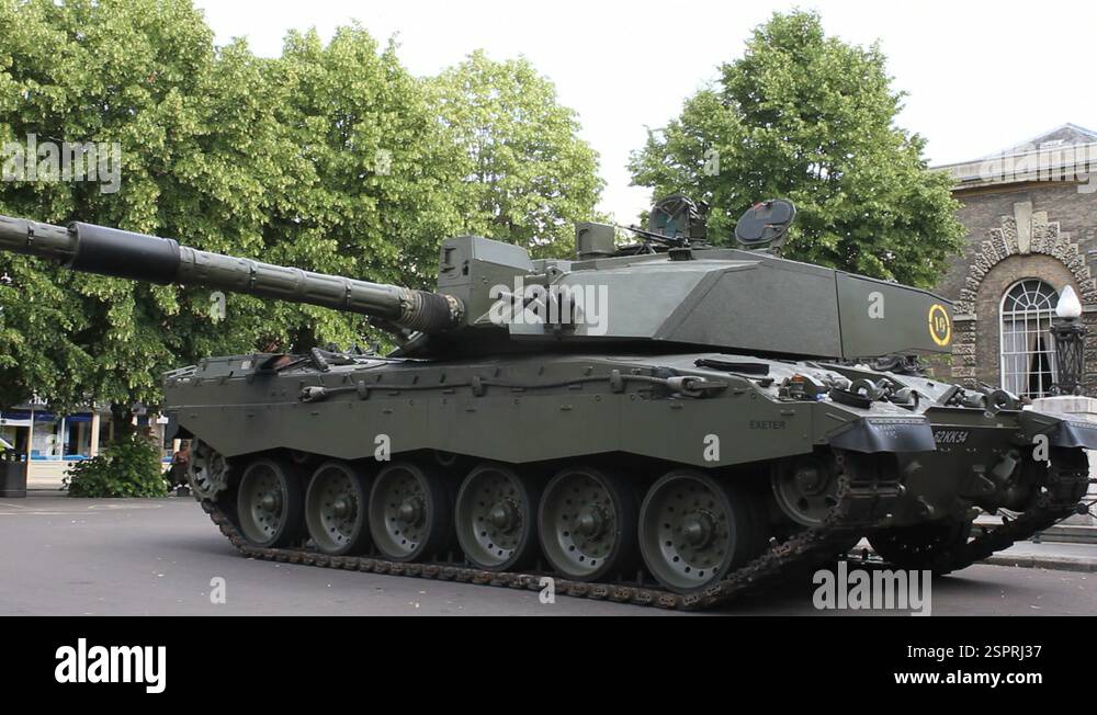 rotating turret on tank Stock Video Footage - Alamy