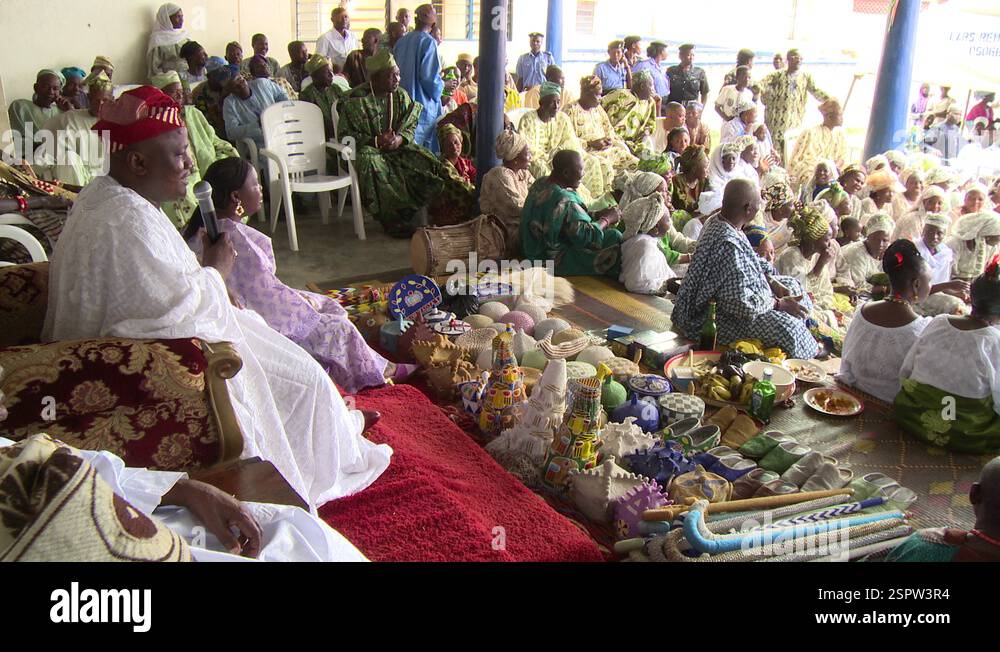 Adegbolu Adefunmi, Ataoja of Osogbo, presides over ceremony at Ataoja ...