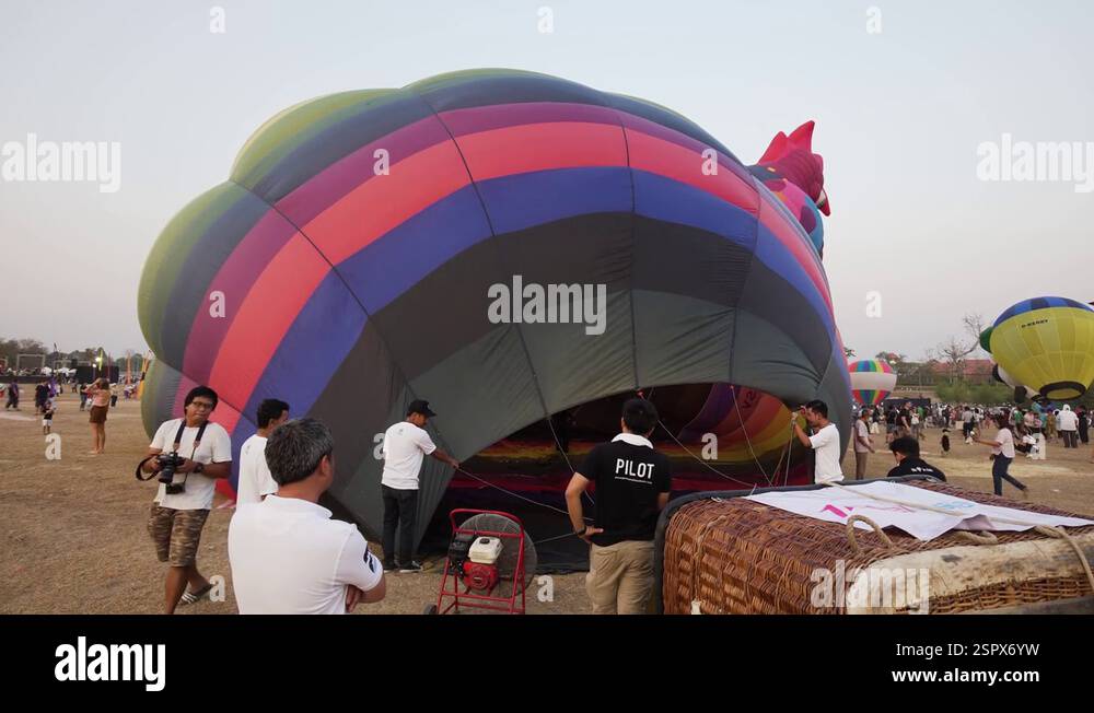 CHIANG MAI - CIRCA 2018: Fly crew preparations of hot air balloon ...