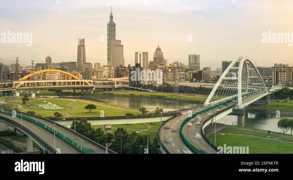 6k timelapse of busy Taipei bridge after working hours with Taipei 101 ...