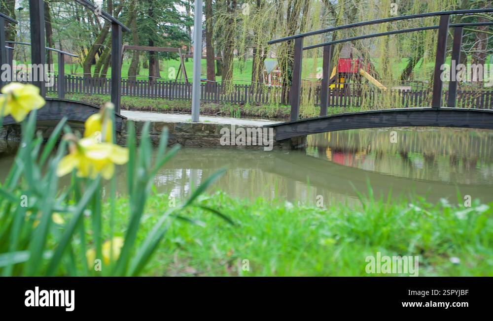 Bridges that cross Stock Videos & Footage - HD and 4K Video Clips - Alamy